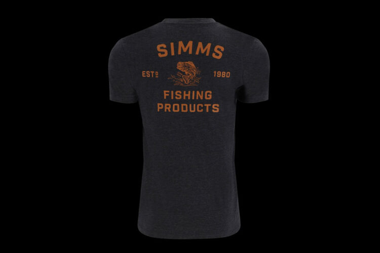 Simms Stacked Bass T-Shirt Shirts + Hoodys Fliegenfischen